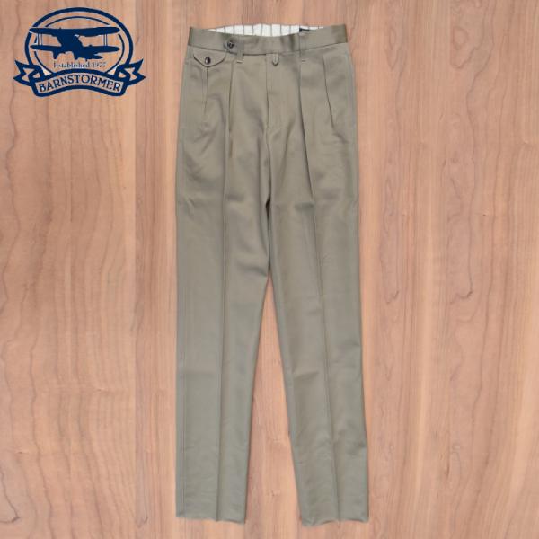 【アイテム】待望の復活を遂げた伝説的ブランドBARNSTORMER(バーンストーマー)より、人気モデル”マッカーサー2”ダグラス・マッカーサーをはじめ米軍上級士官たちが愛用していたトラウザーをデザインソースに復刻させた一本です。内股に切り替...