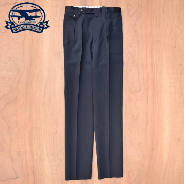 【アイテム】待望の復活を遂げた伝説的ブランドBARNSTORMER(バーンストーマー)より、人気モデル”マッカーサー2”ダグラス・マッカーサーをはじめ米軍上級士官たちが愛用していたトラウザーをデザインソースに復刻させた一本です。内股に切り替...