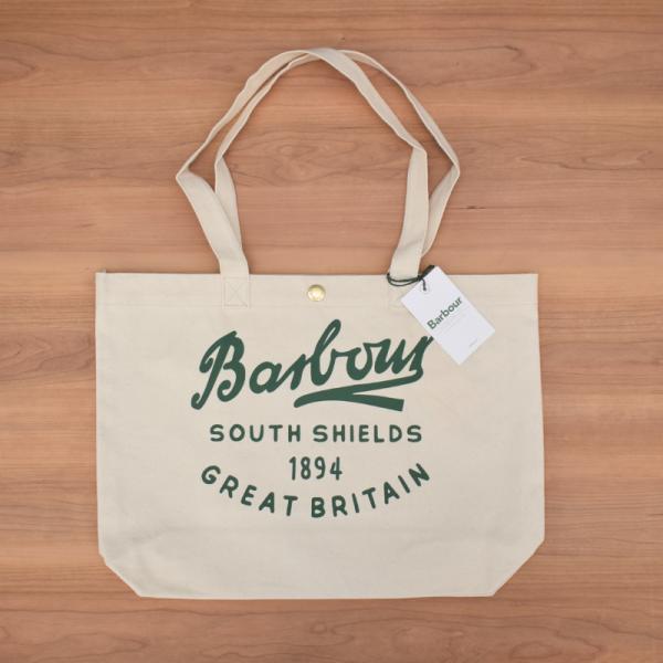 【アイテム】BARBOURよりキャンバストートバッグ。頑丈なキャンバス素材で実用性抜群。上部はスナップボタンで開閉可能。フロントのバーシティ風なデザインも目を惹きます！