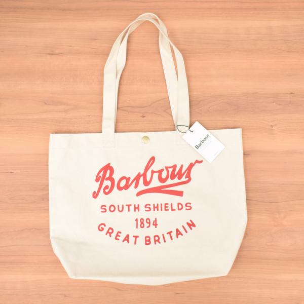 【アイテム】BARBOURよりキャンバストートバッグ。頑丈なキャンバス素材で実用性抜群。上部はスナップボタンで開閉可能。フロントのバーシティ風なデザインも目を惹きます！