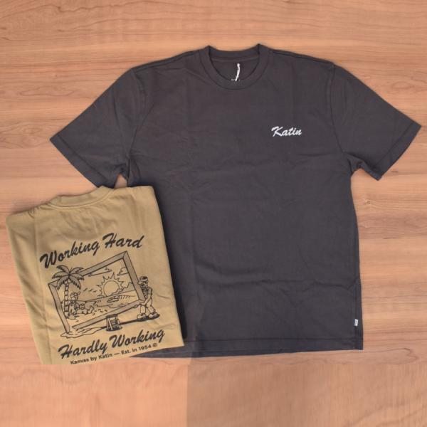 【アイテム】KATINのプリントTシャツです！60年代〜70年代のサーフカルチャーを象徴する名ブランド。現在日本では取り扱いの無い為、米国現地での買い付け商品です！！両面プリントの半袖Tシャツ。身幅広め、着丈短めなボックス型のリラックスフィ...