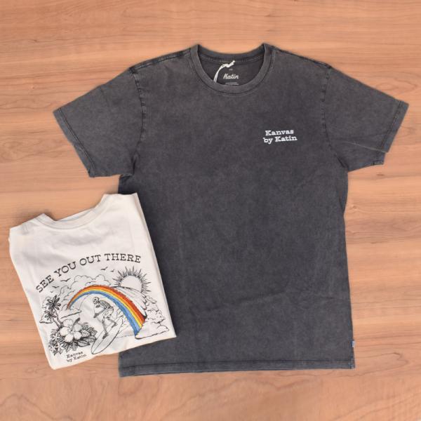 【アイテム】KATINのプリントTシャツです！60年代〜70年代のサーフカルチャーを象徴する名ブランド。現在日本では取り扱いの無い為、米国現地での買い付け商品です！！両面プリントの半袖Tシャツ。西海岸サーフなムード満載のプリントデザインです！