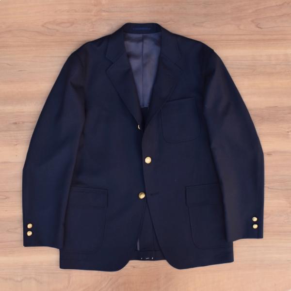 【アイテム】米国のファクトリーブランドGAMBERTより当店別注で3つボタンブレザー！アイビー鉄板の段返り3つボタンにパッチ&amp;フラップポケット。となると背面は勿論フックベント。背抜き仕立てのホップサックで3シーズンご着用いただけます...