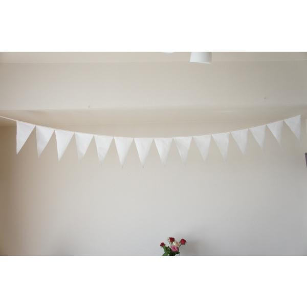 全長: 290cm (両端は輪状になっているので、飾り付けが簡単です。)フラッグの大きさ: 縦 25cm, 横 15cm (縦と横の長さは、数学的な美とされる黄金比でデザインされています！)フラッグの枚数: 15枚素材: チノクロス(フラッ...