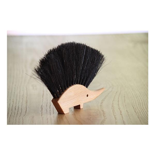 ●商品名： レデッカー　はりねずみのテーブルブラシ ●素材： ボディ：ブナ　毛：馬毛 ●サイズ： 全長：17.5cm　高さ：12cm ●お届けについて： 平日13時までのご注文は即日発送いたします。●北海道・沖縄へのお届けは別途を頂戴いたし...