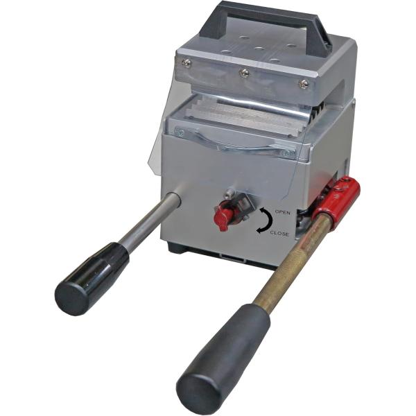 特長SSDやフラッシュメモリなどの記録媒体を安全かつ効率よく物理破壊し、データを復旧不可能な状態にする装置です。破壊状態が目に見えるので安心して記録媒体を廃棄できます。・設置面積14cm 四方、重量約5kg の小型軽量で抜群の可搬性・5mm...