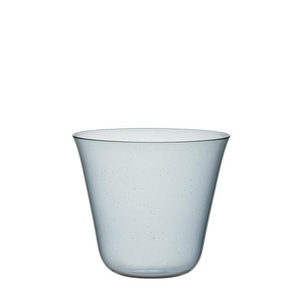 車の窓ガラスを利用した、スモーク色の再生ガラスを使ったゴブレット。細かい気泡や、色のムラ感や個体差など再生ガラスならではの生地の表情や質感をお楽しみいただければと思います。再生ガラス使用率70％。サイズ：径9.5cm×高8.5cm容量：33...