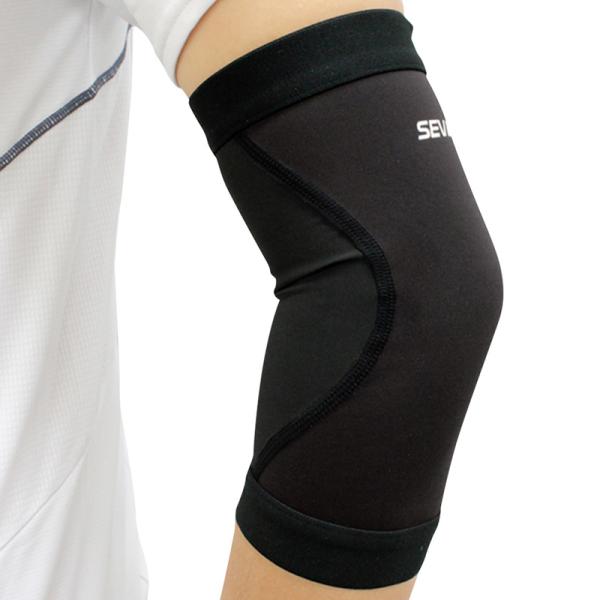 解剖学に沿ったカッティングと2種類の素材の組み合わせにより、ひじの動きにしっかりとジャストフィット。サポーター全体が非常に薄いため、心地よいフィット感を得られます。伸縮性と通気性に優れた吸水速乾生地を採用しています。