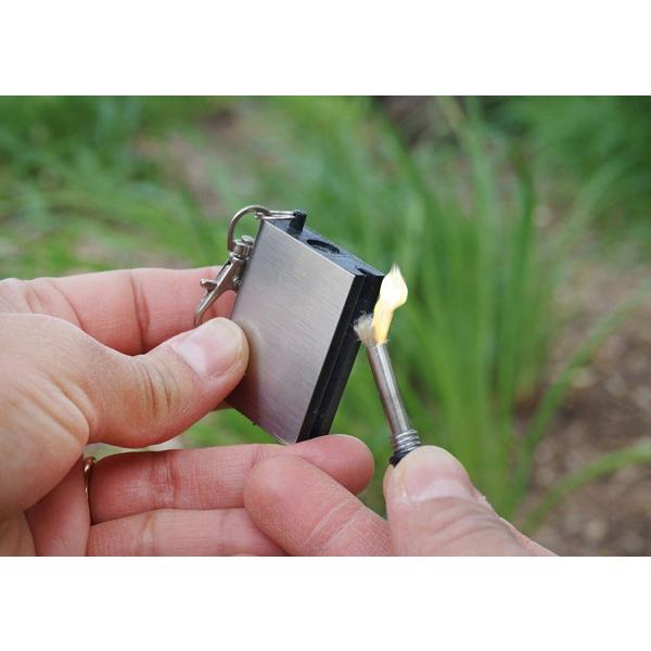 サイズ：32 x 10 x 38 mm  (L x W x H) 重量：約27ｇ　注）屋外で使用して下さい。【使用方法】1：タンク上のスティックを抜き、タンク内にオイルを注入します。2：スティックをタンクに差込んで、先端の部分にオイルを浸透...