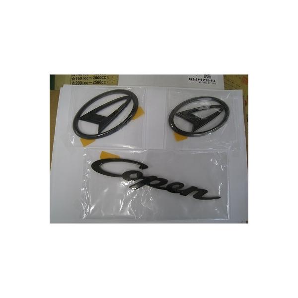 純正アクセサリー品ならではの品質と安心感。取り扱い説明書も付いてます。※メーカー在庫欠品時にはご連絡いたします。エクステリアに個性を効かせるアクセント。渋い輝きを放つブラックメッキ処理を施したエンブレム3点キットです。見た目の色は、渋目のク...