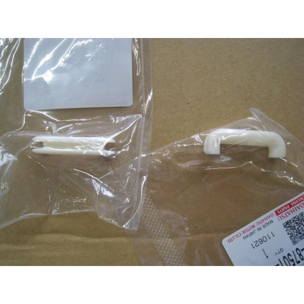 テール（リヤ）ゲートレバーロックに取り付けるだけです。気に成るキュルキュル音が交換で解決します。煽り左右分交換をお勧めします。価格は2個1セット価格です。ディーラーも在庫を拠点に置か無い様に成っていますので、取り寄せてもらい入荷連絡受けてま...