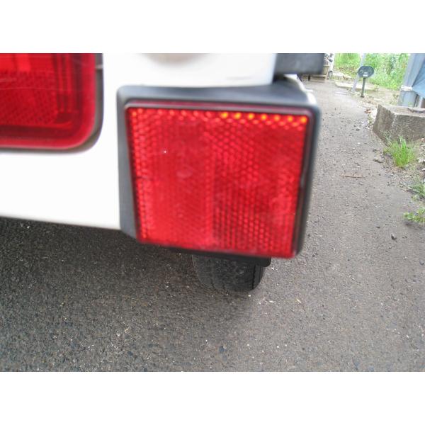 ハイゼット、リヤあおりを開けた時停車時の追突防止用リフレクター右側RHです。保安基準部品です。※ダンプ特装車等違いますので、車台番号要確認