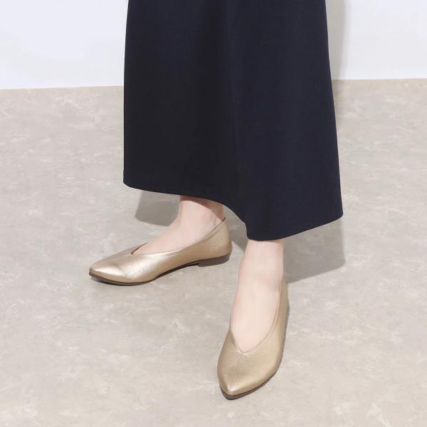 【商品特徴】◆ファーストタッチがふわっとして履き疲れない高反発クッション◆ビーガン素材でやさしい履き心地◆踏んでも履ける柔らかさに脱げにくい人工皮革の高級かかと素材◆つまづきにくい100％国産TRBハイグリップソール◆抗菌・消臭効果でいつま...