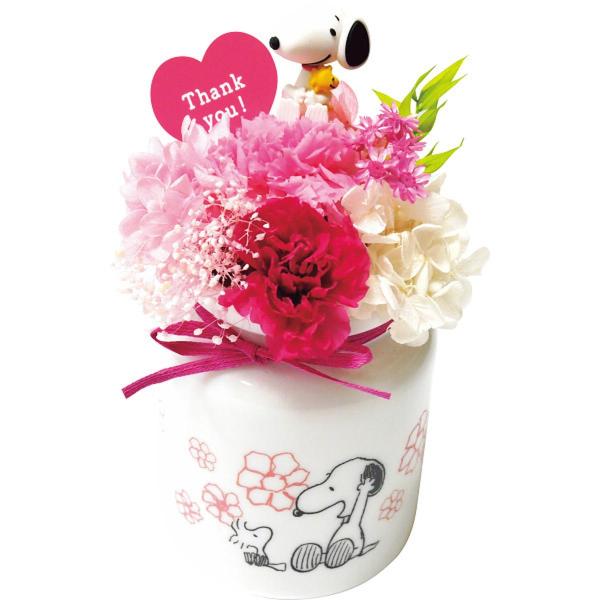 スヌーピーとウッドストックの可愛い絵柄の器にピンク系のお花でまとめた優しい雰囲気のプリザーブドフラワーアレンジメントです。スヌーピーとウッドストックがハグするピックが大切に思う気持ちをお伝えいたします。2025年にPEANUTS誕生75周年...