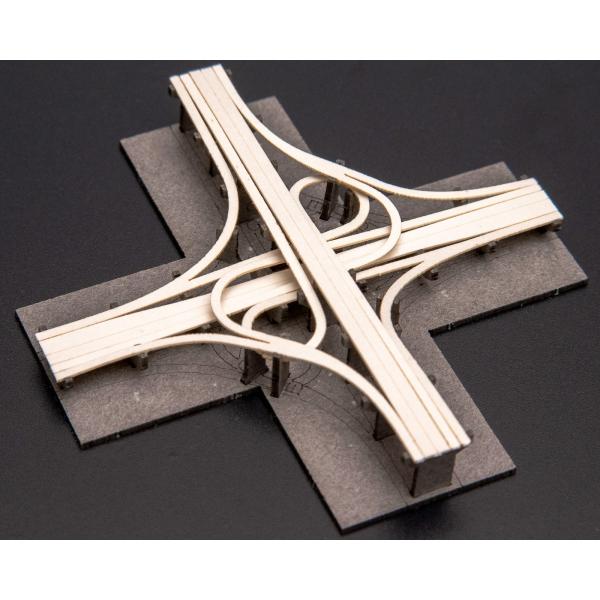 なめらかな曲線と複雑に交差するジャンクションの魅力を手軽に楽しめる模型にしました。組立てが簡単にできるよう台紙と道路パーツに取付けガイドがついています。サイズ：幅75mm x 奥行75mm x 高さ約10mm