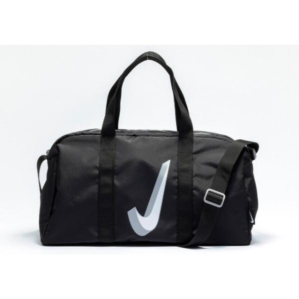 【特徴】ボストンタイプのプールバッグ。ショルダーストラップは長さ調整できる。内側に名前が記入できるネームタグあり。【品質】ポリエステル裏面：ポリウレタンコーティングあり【サイズ】40cm×24cm×19cm（17L）