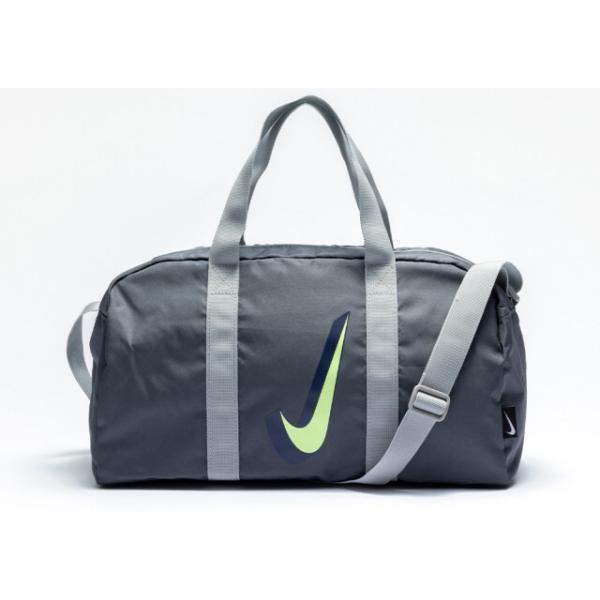 【特徴】ボストンタイプのプールバッグ。ショルダーストラップは長さ調整できる。内側に名前が記入できるネームタグあり。【品質】ポリエステル裏面：ポリウレタンコーティングあり【サイズ】40cm×24cm×19cm（17L）