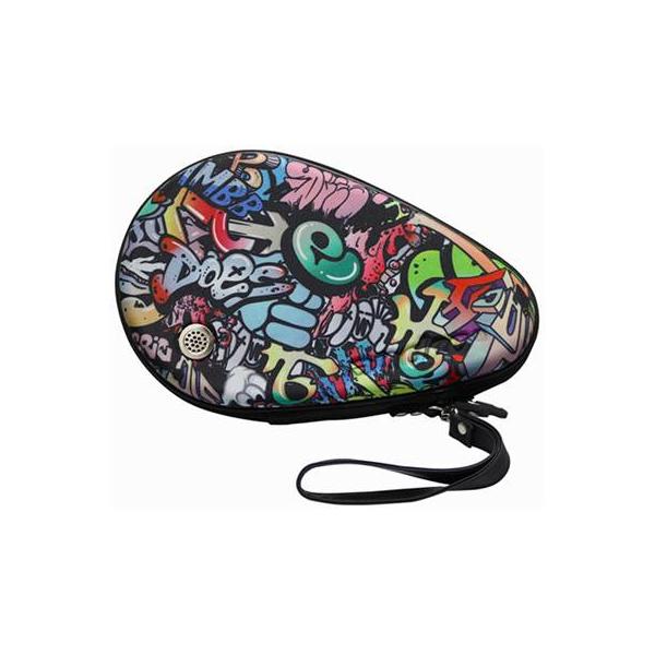 耐久性が高く、ラケットをしっかりガードするハードケース。エアリング付で通気性も良い。最大でラケット２本収納可。  素材：ＥＶＡ サイズ：１８×２９．５×５．５ｃｍ  仕様：内ポケット有  