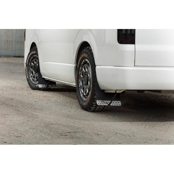 VAN泥除けだけでなく装着するだけでワイルドさを高め、ドレスアップ効果も高いマッドフラップ。巻き込みと巻き上げを、PPベルトと下端のホールで軽減。アウトドアでのオフロードに最適のアイテムです。1台分4枚セットサイズ：スタンダード 480×2...