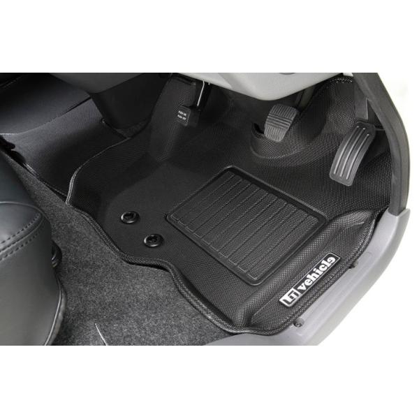 キャラバン専用設計＆立体構造！最新の技術で成型されたラバー製3Dマット！車種別専用設計なのでピッタリフィットします。難燃・防水防汚・耐摩耗加工が施されたTPO（サーモポリオレフィン）を使用。汚れても水洗いOK！オリジナルロゴプレート付き。