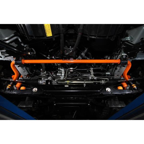 フロント 2WD用 標準ボディ純正比率、標準ボディ用143％剛性アップ。ハイエース特有の走行時のフワフワ感、左右のバタつきを抑え、直進安定性やコーナーリングの旋回性能を大幅に向上させます。（取り付け時、純正ブッシュを再使用してください）ハイ...