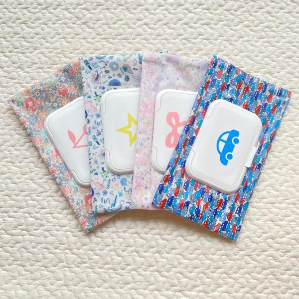 オリジナルのステッカーを使用したラミネート生地のポーチです。汚れても簡単に拭き取って頂けます。フタはビタットを使用、片手で開け閉めができます。裏側のファスナーから中身の詰替えも簡単！ウェットティッシュやクイックルワイパーの詰め替え用などを入...