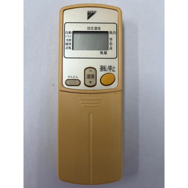 【DAIKIN ARC424A1 電池付き】リモコンのみの販売です。赤外線チェック済/クリーニング済。経年による色あせやキズがございますが、全体的にきれいな商品ですが中古商品という事をご理解のうえご購入ください。電池を入れて到着したらすぐ使...