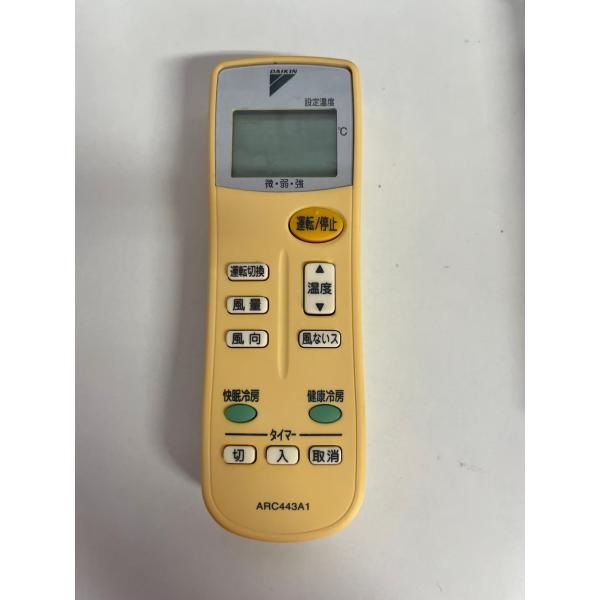 【DAIKIN ARC443A1 電池付き】リモコンのみの販売です。全体に黄ばみあり、電池の蓋がとれやすいです。赤外線チェック済。すぐお使いいただけるよう電池付き（単4乾電池2個付き）で発送いたします！1点1点専門スタッフが丁寧に検品、でき...