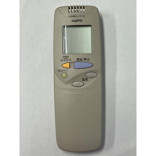 【SANYO RCS-EB3 電池付き】リモコンのみの販売です。 リモコンフォルダーも別途一緒に付属でついてきます。(画像6枚目参照) 赤外線チェック済/クリーニング済。 経年による色あせや目立ったキズはありますが、全体的にきれいな商品です...
