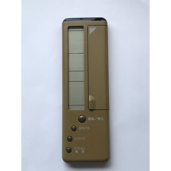 【DAIKIN KRC105-4 電池付き】リモコンのみの販売です。赤外線チェック済。電池は接触しないように紙を挟んでおります。表面カバーの上部に小さな欠けがあり(写真)、表面は日焼けしています丁寧に検品、できる限りのクリーニングはしており...