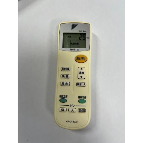 【DAIKIN ARC443A1 電池付き】リモコンのみの販売です。赤外線チェック済/クリーニング済。 経年による色あせや目立ったキズがございますが、全体的にきれいな商品ですが中古商品という事をご理解のうえご購入ください。型番の末尾の文字が...