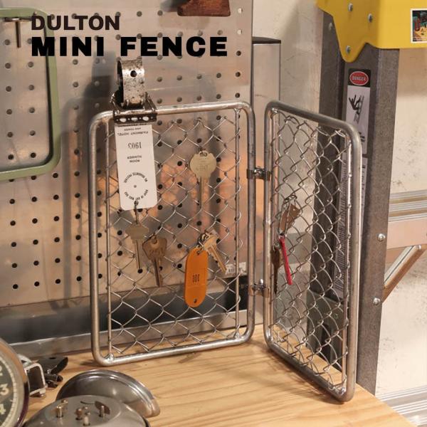 ■商品説明 アメリカのガレージや庭で一般的によく見かけるフェンスを、卓上サイズに仕上げました。大雑把な仕上がりとガルバナイズドの無骨ささえも、憧れの要素に。アクセサリー、鍵、ミニ靴べらなど、小物用ストレージとして。またエアプランツを吊り下げ...