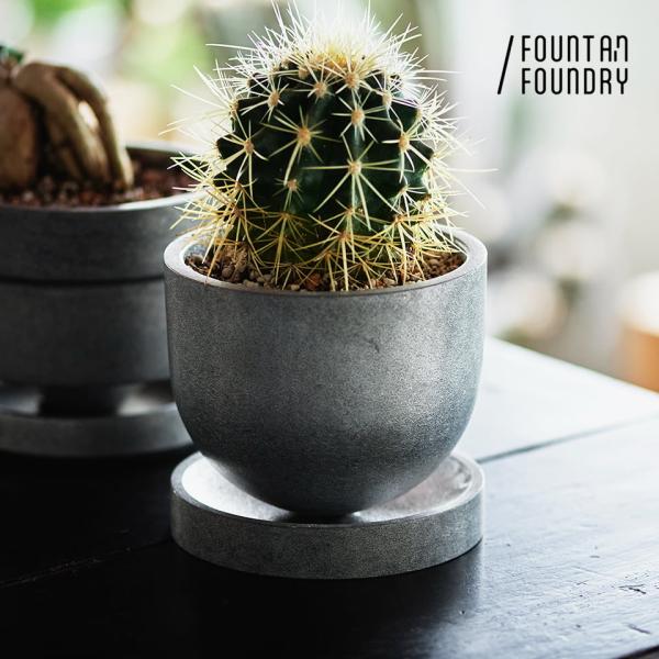 デザイナー[KAZUNAGA SAKASHITA]によるSTAND BY MEシリーズ鉢は受け皿に寄り添い、鉢は植物に寄り添う。植物は常に私たちのそばに寄り添う存在である。一見すると鉢が受け皿の上に危ういバランスで自立しているかのように見え...