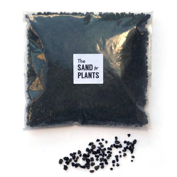 【商品詳細】鉄分・ミネラルを含んだ富士山山麓に堆積した天然火山灰を原料とした溶岩石化粧砂として使ったり、他の用土と混ぜこんで使用できます当店にて洗浄・サイズ選別し、微塵を除去、乾燥させています。mulching_banner