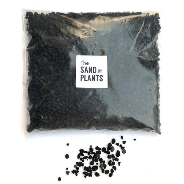 【商品詳細】鉄分・ミネラルを含んだ富士山山麓に堆積した天然火山灰を原料とした溶岩石化粧砂として使ったり、他の用土と混ぜこんで使用できます当店にて洗浄・サイズ選別し、微塵を除去、乾燥させています。mulching_banner