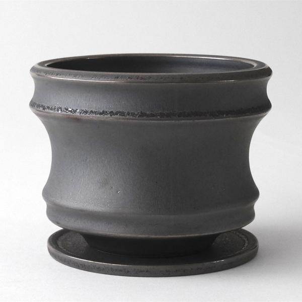 金属系成分を含んだ釉薬の使用して製作された植木鉢全体はマットなシルバーブラック角に出るゴールドラインのエッジは艶があり、光の反射でシャープさをより引き立てます。表面はさらりとした感触で、マットな質感素材の特性上、油脂が付着しやすいため経年変...