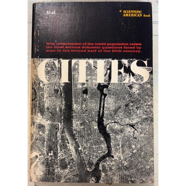 雑誌『サイエンティフィック・アメリカン』の特集記事を単行本化したもの  当時の都市問題に対する最先端の知見が詰まった一冊 1969年発行第10刷　ペーパーバック　全211ｐ外装ヤケシミ汚れ・スレ傷あり　見返しに日付等の記入あり