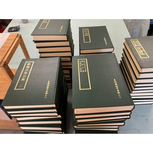 【45〜100巻　56冊セット】商務印書館：発行　宅配便：3個口経年のヤケ・シミあり　66巻：余白に書込み・裂け・67巻：余白に書込み数箇所あり　裸本　表紙角ツブレ・スレ・カビ？のある巻あり