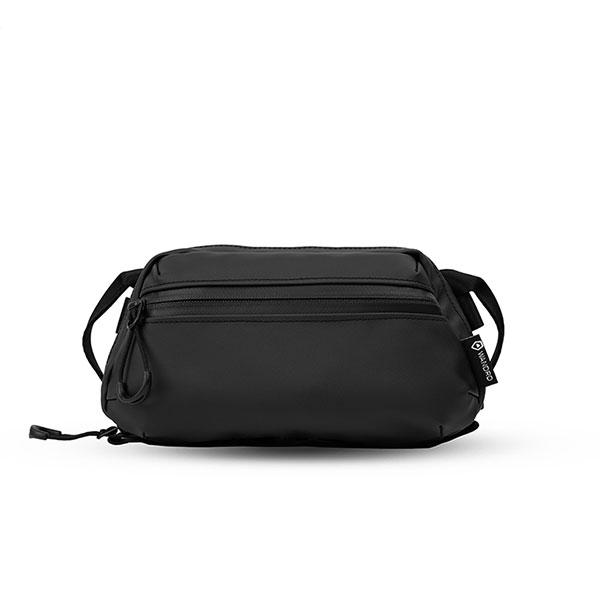 [主な特徴]●WANDRD Tech Bag（ワンダードテクバッグ）は、オフィスや自宅、外出先など、さまざまなシチュエーションに合わせて小物類を収納できるように設計されたポーチです。●内側にはオーガナイザーが備わっており、ケーブルやバッテリ...