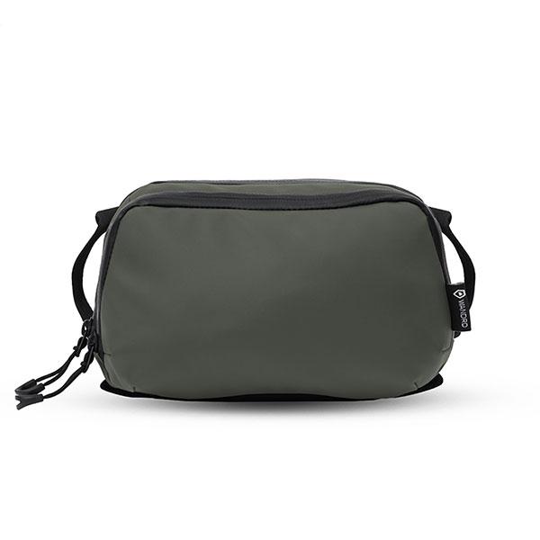 [主な特徴]●WANDRD Tech Bag（ワンダードテクバッグ）は、オフィスや自宅、外出先など、さまざまなシチュエーションに合わせて小物類を収納できるように設計されたポーチです。●内側にはオーガナイザーが備わっており、ケーブルやバッテリ...
