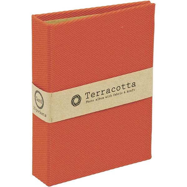 ・パーソナル、オフィス、店舗など幅広くお使いいただけるようシンプルなデザインに欧風カラーで仕上げました。・ナチュラルな風合いのクラフト台紙を使用。・1冊でチェキ20枚が収納可能[主な仕様] 本体サイズ:タテ108×ヨコ80×背巾20mm台紙...