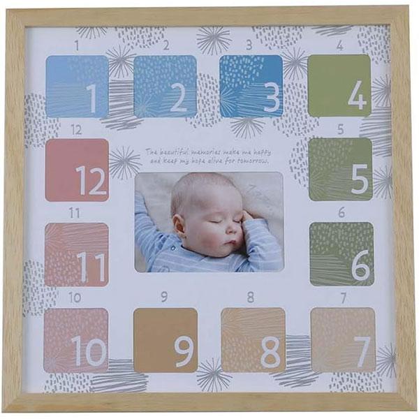 日々変わっていく成長を1ヶ月ごとに記録1年の成長、ペットやウェディングの思い出の記録にもナチュラルな木目の風合いと北欧調の柄がインテリアに馴染みます高級感のある箔押しの台紙が上品な雰囲気を演出します12個の窓とL判用の窓がついて1年間の思い...