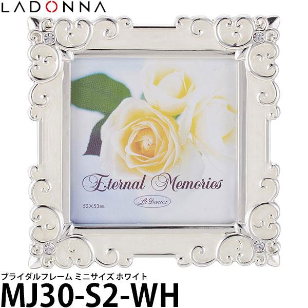 ・ミニサイズのお写真を収納できます。・ブライダルギフトとしてはもちろん、自分の部屋にも置きたくなるかわいらしいデザイン。[主な仕様] 外寸：71×71mm内寸：61×61mm窓寸：47×47mm主な材質：亜鉛合金、シルバーメッキ、クリスタル...