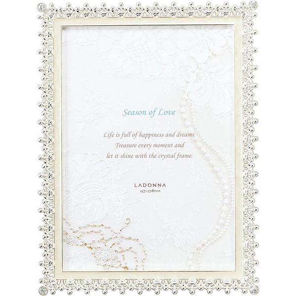 ・2Lサイズのお写真が1枚収納可能。・花嫁の装いのような美しいフレーム。ベストセラーのコレクション。・縦置き、横置き対応・四隅には大粒のクリスタルが施されています[主な仕様] 外寸：154×205mm内寸：129×180mm窓寸：120×1...