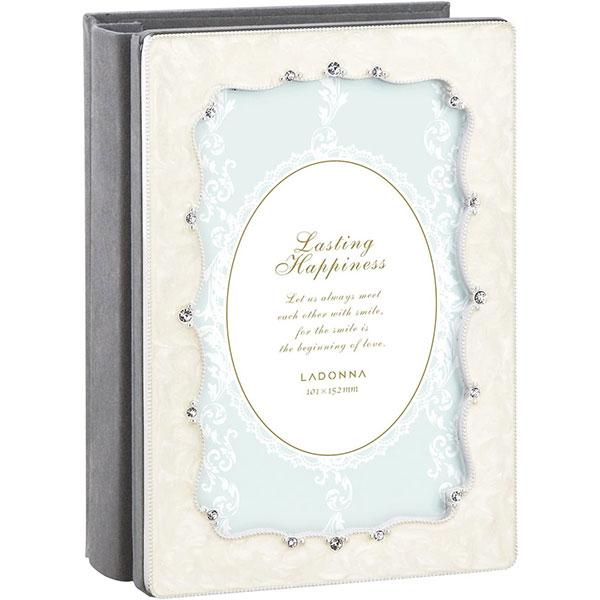 ・アルバム内側のポケットにポストカードサイズの写真が80枚収納可能。・美しく艶のある外観にクリスタルが優美に輝きます。[主な仕様] 外寸：122×173内寸：103×154窓寸：92×142フレーム：ポストカード判1枚主な材質：亜鉛合金、エ...