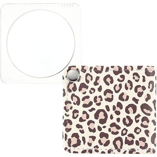 ・大口径50mmレンズながら、回転式収納ケースにくるりとコンパクトに収まります。・レンズが大きいため、見える範囲が広く、とても見やすい設計となっています。・倍率は、パンフレットや商品ラベルなど、お出かけの際に細かい文字を見るのに適した3.5...