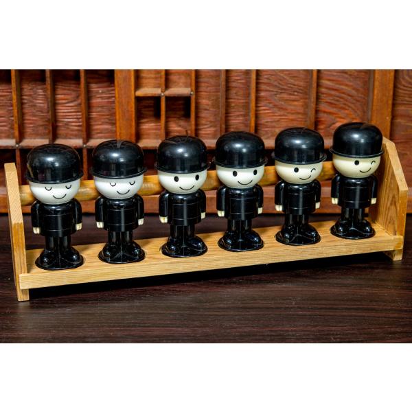 Spillers社製　Homepride フレッドくんの木製ラック付きスパイスセットです。フレッドくんは、イギリスの食品メーカーHomepride社の人気キャラクターとして親しまれています。 コレクション・アイテムとして是非いかがでしょうか...