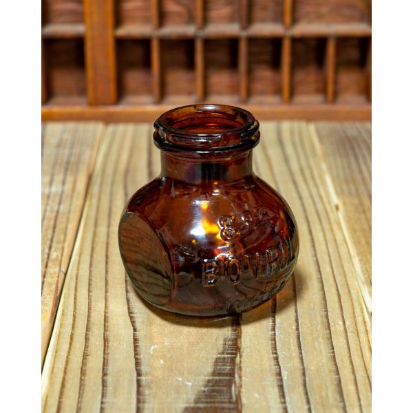 イギリスのアンティーク ガラスボトルで人気の BOVRIL　8ozガラスボトルです。琥珀色のガラスボトルは光が差すととっても綺麗で素敵です。ただ飾るだけでも十分可愛いですが、ペン立てなどに使用してもおしゃれで実用出来ます。 コレクション・ア...