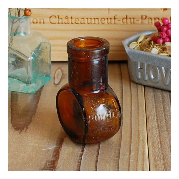 イギリスのアンティーク ガラスボトルで人気の BOVRIL　1ozガラスボトルです。琥珀色のガラスボトルは光が差すととっても綺麗で素敵です。ただ飾るだけでも十分可愛いですが、ペン立てなどに使用してもおしゃれで実用出来ます。 コレクション・ア...