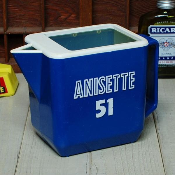 フランス・PASTIS 51の青色のプラスチック製カラフェです。1960~70年代のフランスのアニス酒パスティス用のカラフェです。"51"はパスティスの銘柄でフランスではとてもポピュラーなお酒です。青色のボディに白の文字がレトロな感じでかっ...